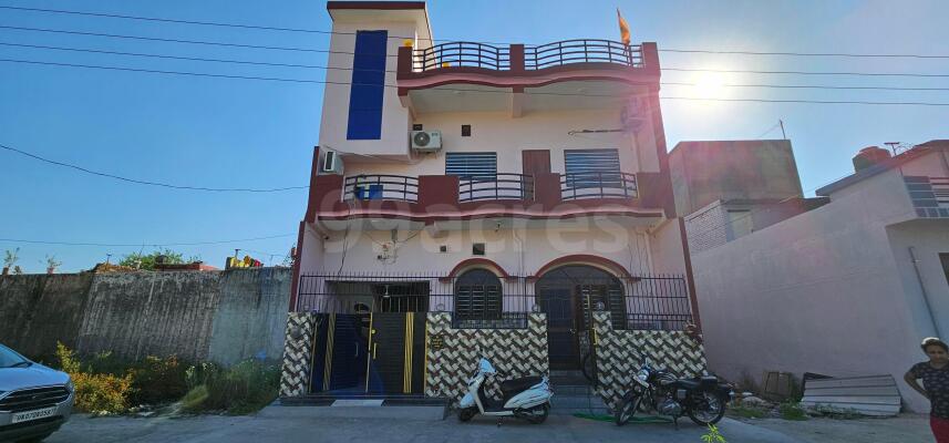 Rooms for rent in in Ganga Nagar Rishikesh between 15000 to 20000.