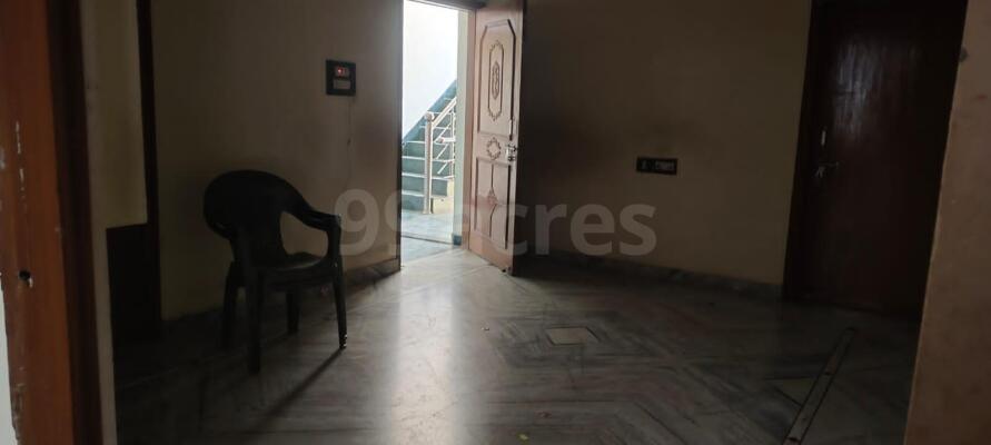 Single rooms for rent in in Paharia Varanasi between 6000 to 7000.