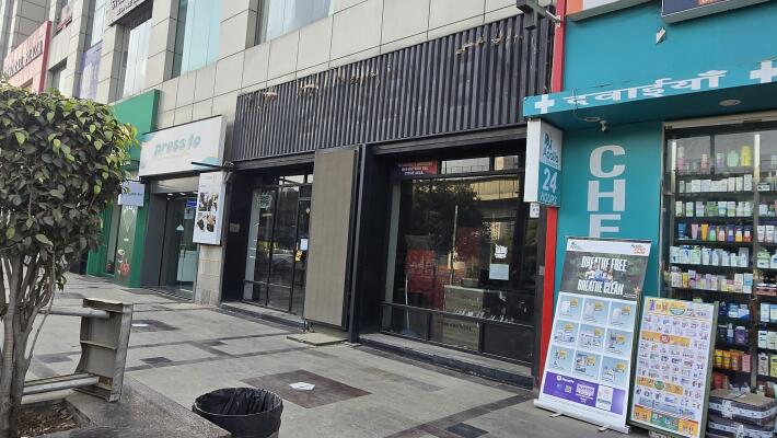 Shop for rent in Kalkaji Delhi - 300 Sq. Ft.