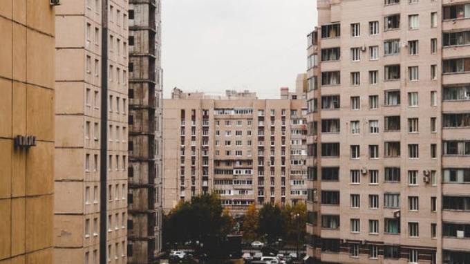 What makes Rohini a popular housing hub in Delhi?