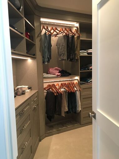 Walk-in Closet Designs (In Photos) with layout, storage, seating ...