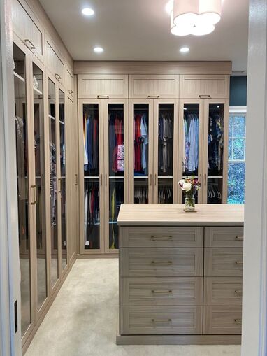 Walk-in Closet Designs (In Photos) with layout, storage, seating ...