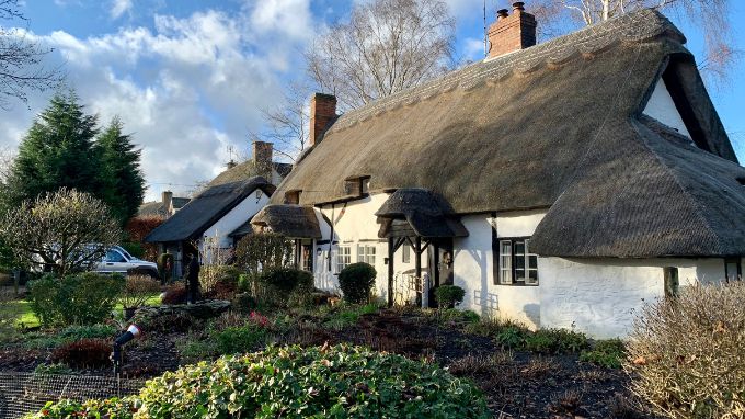 5 Thatched Roof Designs: Ideas, Benefits & More