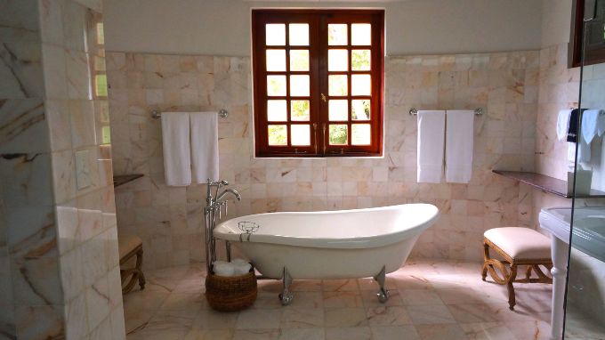 10 Bathroom Jacuzzi Designs: Ideal Size, Jacuzzi vs Bathtub